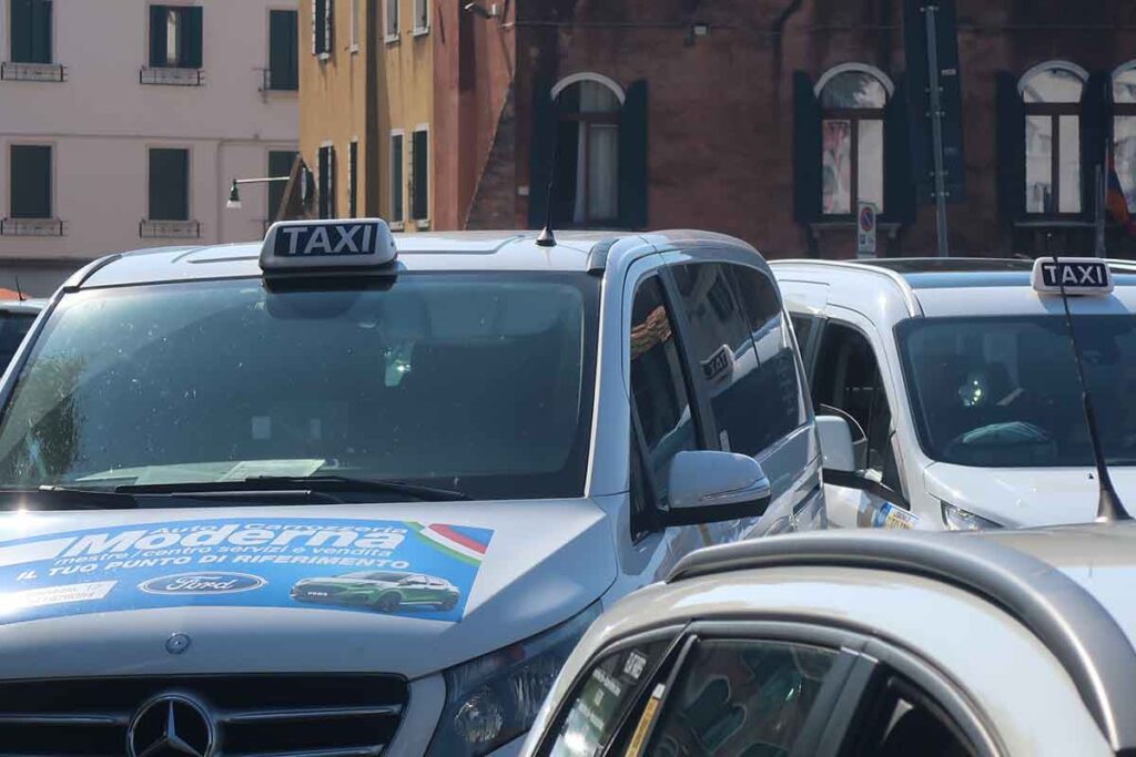 How to Get From Marco Polo Airport to Venice (6 Options)