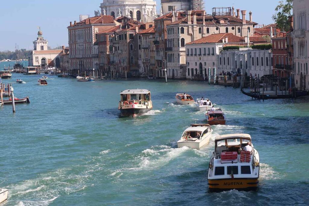 Driving in Venice - Travel Guide [Best Places to Park in Venice]
