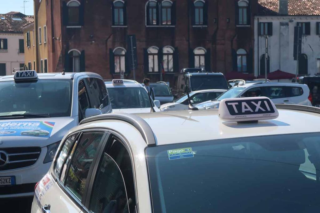 How to get from Venice to Treviso Airport (All 5 Options)